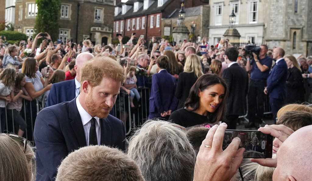 Los príncipes William y Harry salen juntos a saludar a la gente en Windsor