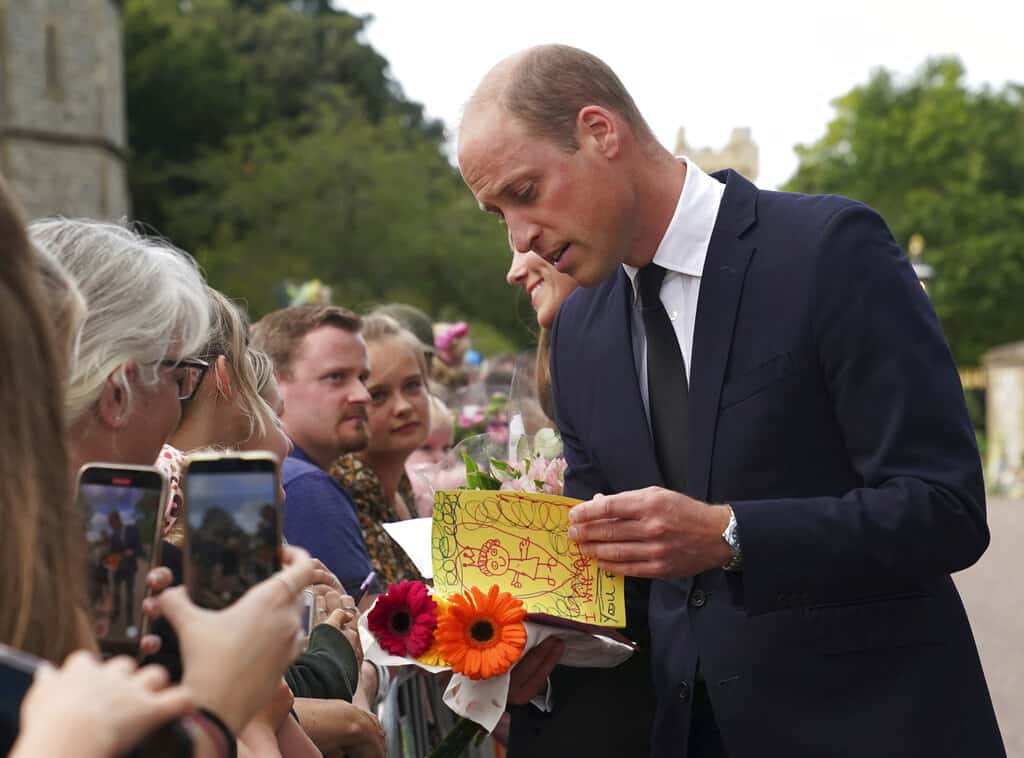 Los príncipes William y Harry salen juntos a saludar a la gente en Windsor