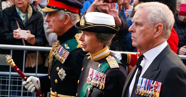 Príncipes Enrique y Andrés no podrán llevar uniforme militar en el funeral de la reina