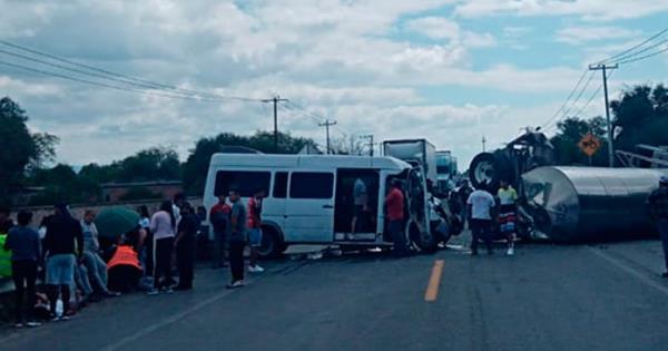 Desigual choque deja 20 heridos en Villa de Reyes