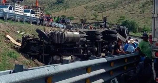 “Rapiña” al volcar tráiler en Carr. ´57