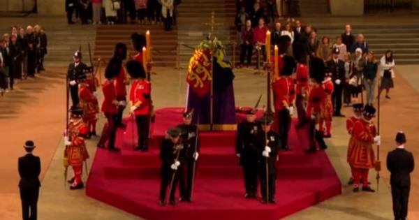 Se desmaya Guardia Real mientras velaba el ataúd de la reina Isabel (VIDEO)
