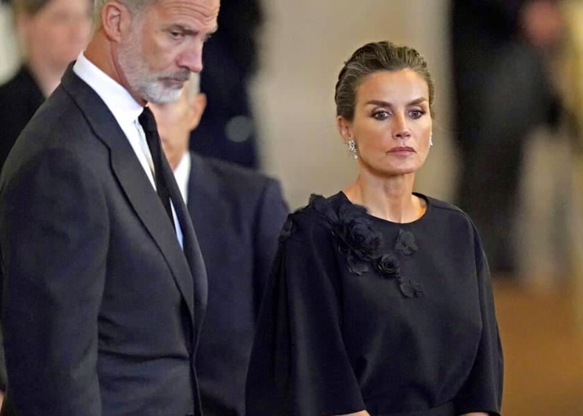 Los Reyes De España Visitan La Capilla Ardiente De Isabel Ii