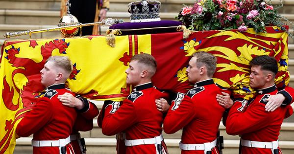 Isabel II es enterrada junto al duque de Edimburgo en Windsor