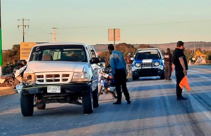 Camioneta embiste una moto; saldo, un muerto y 2 heridos Camioneta embiste una moto; saldo, un muerto y 2 heridos
