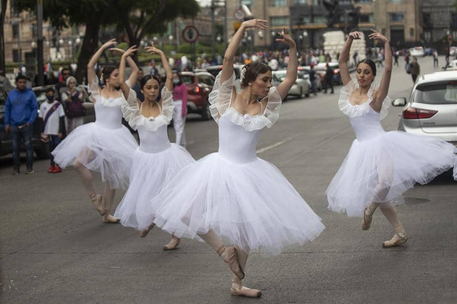 Bailarines danzan en calles de la Ciudad de México para democratizar el ...