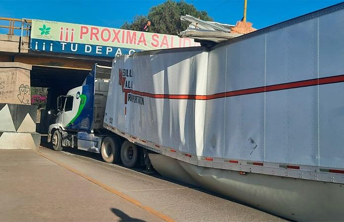 Tráiler se atora en puente Soledad, del río Santiago