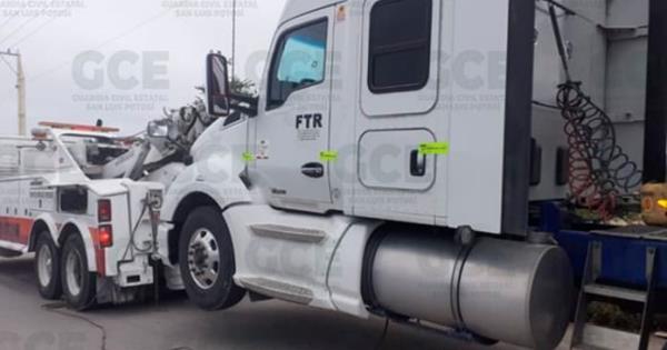 Recuperan tráiler robado, con carga de llantas Recuperan tráiler robado, con carga de llantas