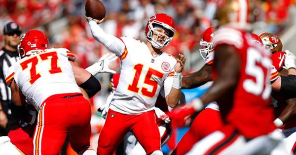 Mahomes lanza 3 touchdowns por Chiefs para vencer a 49ers
