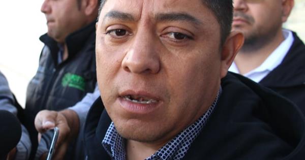 Ragaño a Crisógono por “puente” en escuelas