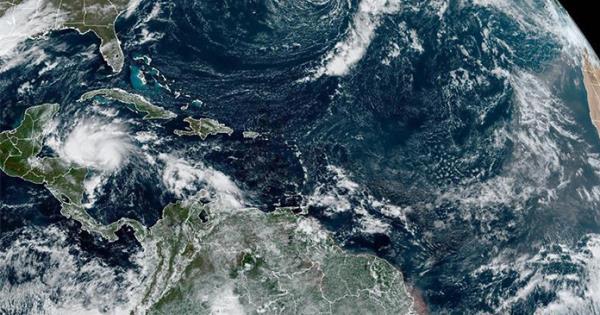 Lisa se convierte en huracán categoría 1