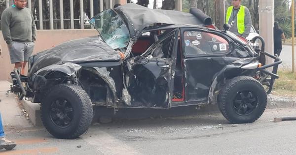 Tráiler deja inservible a un “vochito” al chocarlo