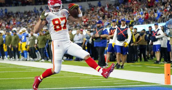 Kelce anota 3 TDs y Chiefs remontan para vencer a Chargers Kelce anota 3 TDs y Chiefs remontan para vencer a Chargers