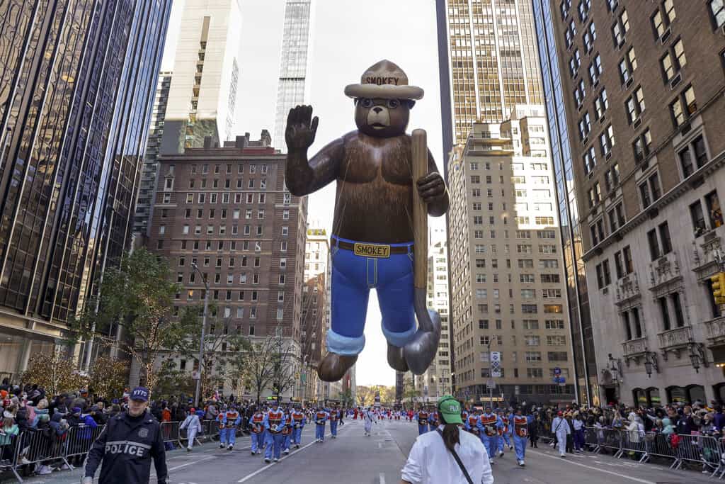 Miles disfrutan del desfile de globos gigantes en Nueva York