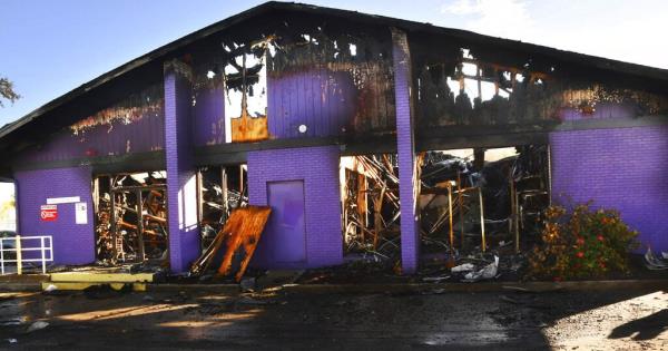 Vehículo choca e incendia tienda de pirotecnia en Florida