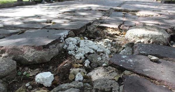 Piso desprendido de la Alameda resulta un peligro