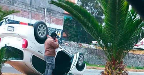 Raudo automóvil vuelca en el Blvr. río Santiago