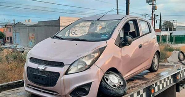 Raudo carro vuelca en bulevar R. Cordero