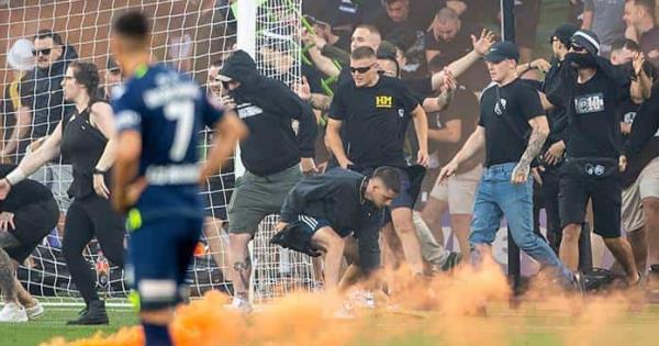 Fans invaden campo, atacan a portero