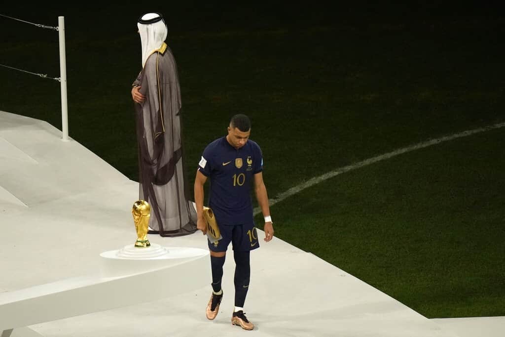 Messi levanta al cielo de Lusail su gran sueño, la Copa del Mundo ...