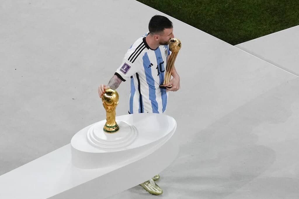 Messi levanta al cielo de Lusail su gran sueño, la Copa del Mundo ...
