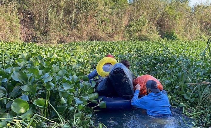 Migrantes en México se lanzan al río Bravo para llegar a los Estados Unidos