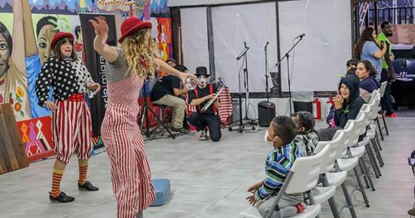 Emergency Circus lleva alegría a niños migrantes varados en Tijuana