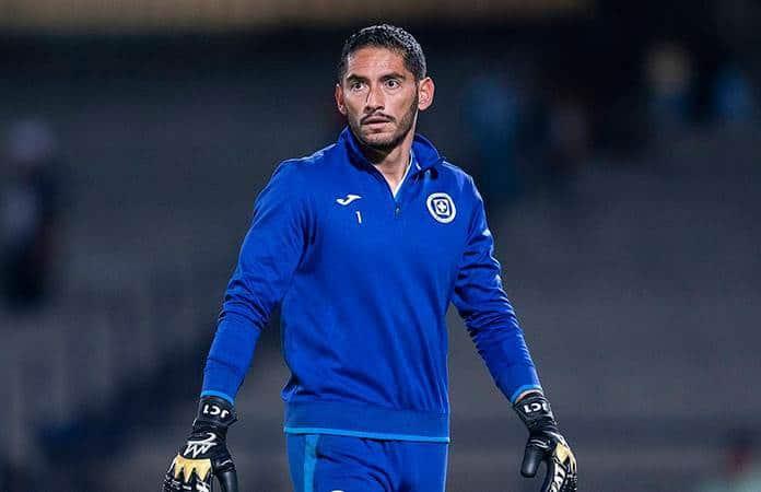 Chuy Corona saldría de Cruz Azul tras 14 años