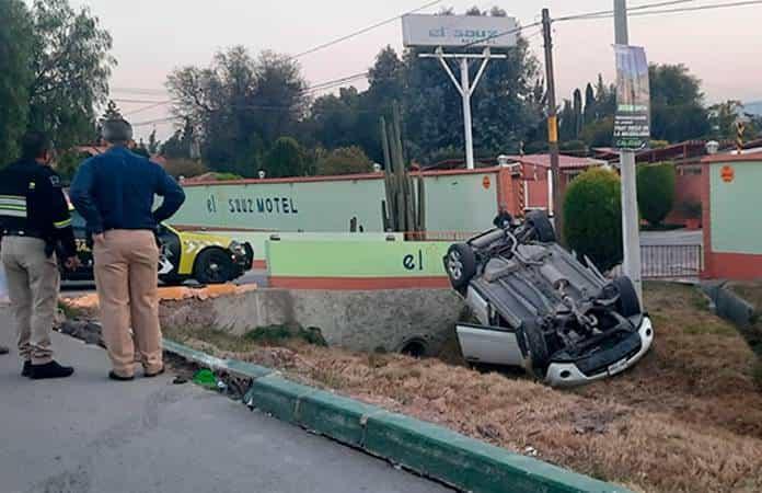 Vuelca raudo auto en carretera a Zacatecas