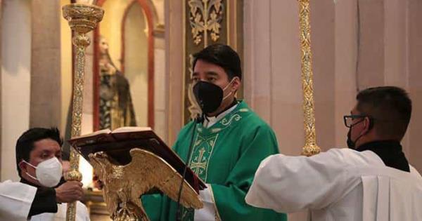 Reza la Iglesia por periodistas