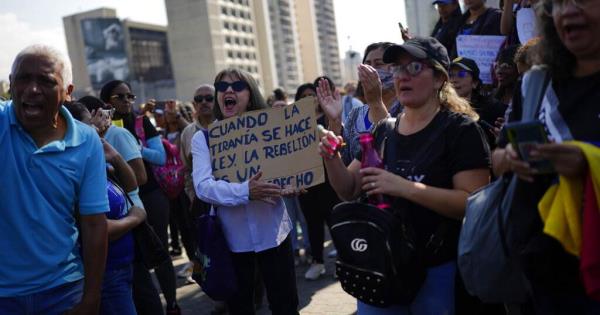 Maestros marchan en Venezuela en demanda de aumento salarial