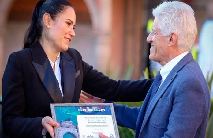 Distinguen trayectoria del doctor Alejandro Macías con reconocimiento