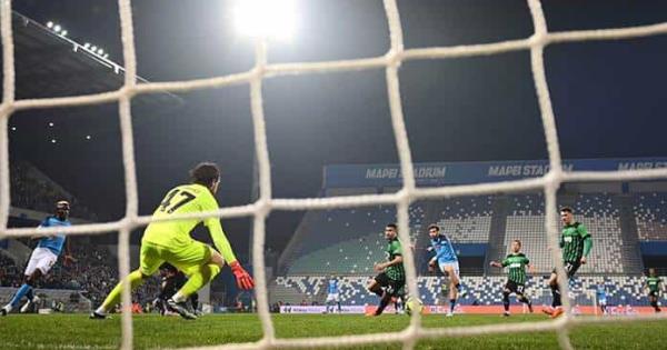 Napoli extiende su ventaja como líder