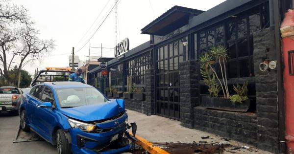 Mujer trata de huir de un intento de asalto y choca contra un bar en la avenida 18 de Marzo
