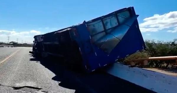 Vientos de más de 120 kilómetros vuelcan tráileres en Oaxaca