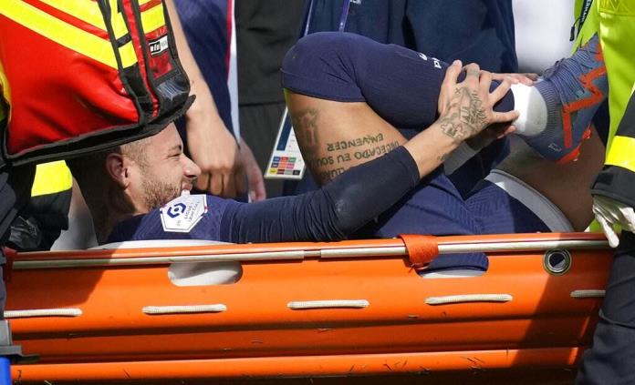 Neymar sufre un esguince de tobillo con lesiones en los ligamentos