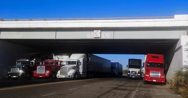 Vientos de 120 km/h vuelcan varios tráileres