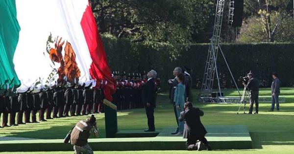 Bandera Nacional por encima de banderías partidistas: AMLO