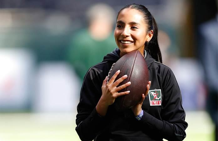 Diana Flores, primera jugadora de flag football en el museo del Salón ...