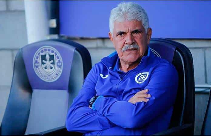 “Tuca”, en problemas por fumar en el Azteca