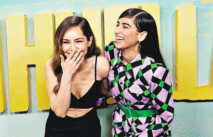 Camila Sodi y Carolina Yuste en la serie “Sin Huellas”