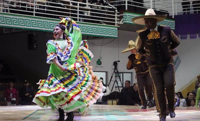 El huapango, baile típico, revive con concurso nacional en Querétaro