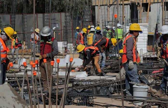 Retrocede producción de empresas constructoras