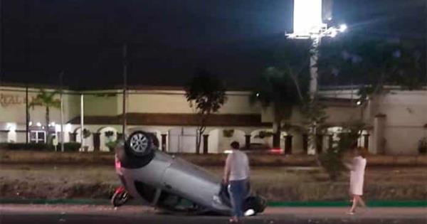 Vuelca raudo auto en la lateral de la ‘57