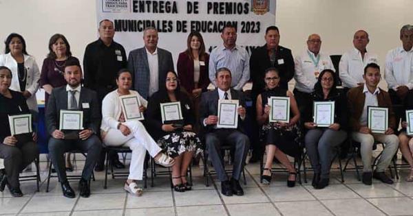 Entregan Premio Mpal. de Educación a maestros
