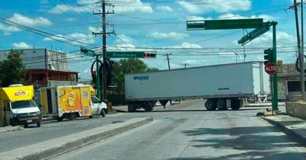 Piden no salir a las calles por bloqueos y balaceras en Nuevo Laredo