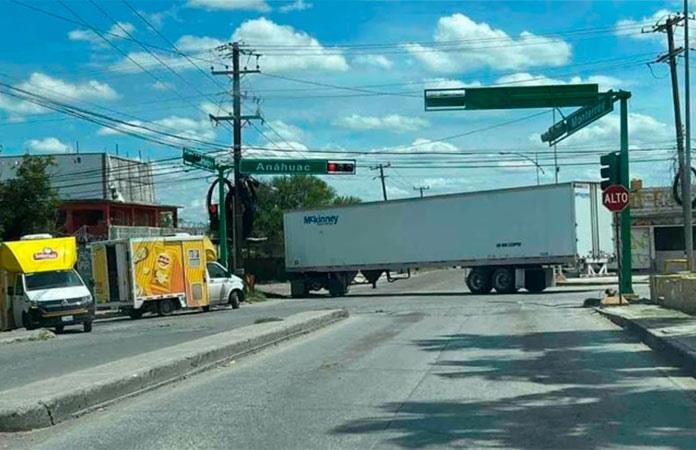 Piden no salir a las calles por bloqueos y balaceras en Nuevo Laredo