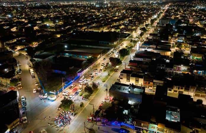 Alcalde E. Galindo ilumina avenida Salk