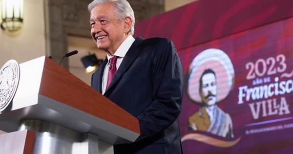 Integrantes de FRENAA realizan exorcismo frente a Palacio Nacional