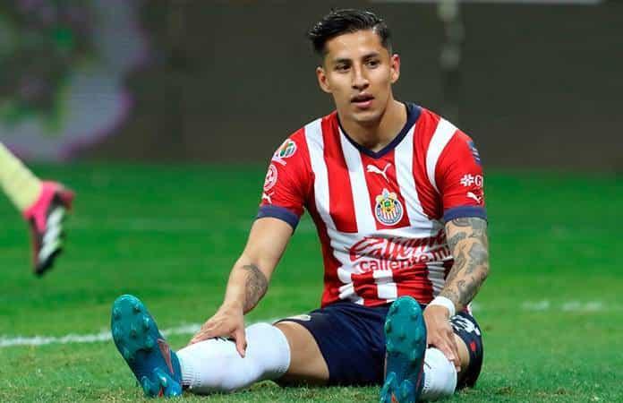 Carlos Cisneros, fuera ocho meses por lesión con Chivas